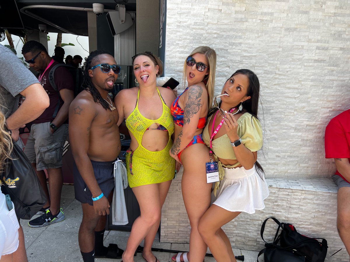 JazmineCruzOfficial XBIZ Miami 2023 on Twitter: "May 2023 @XBIZ Miami Crazy Faces & Happy Faces ...