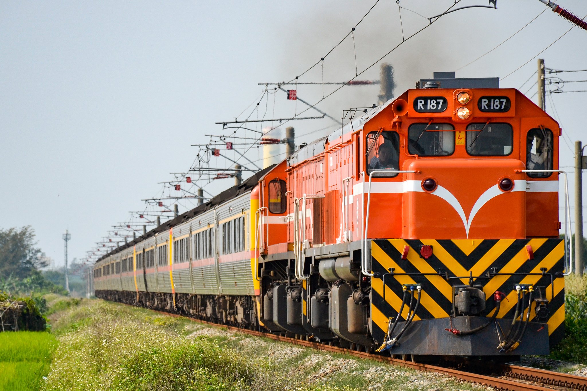 𝕋𝕒𝕔𝕙𝕚𝕪𝕒 on Twitter: "17両壮大な編成💥🔥 感無量 再会と感謝 DR2800! 配8791ㇾ DR2800龍井疎開回送 R187+R192+DR2800 5編成15両 通霄 ...