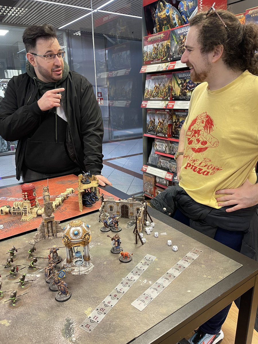 mel 🇭🇰 on Twitter: "Look at the nerds nerding out over Warhammer"