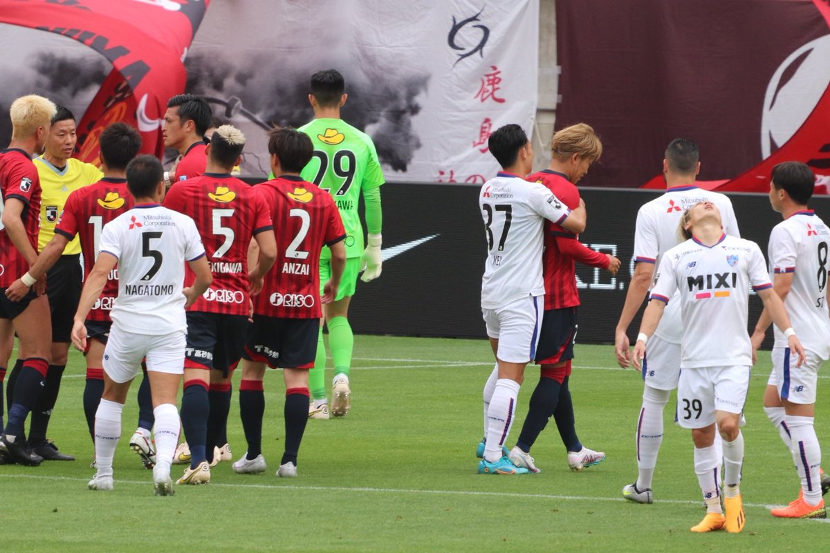 73なみ On Twitter 小ネタ的なものですが、鹿島の選手が審判に詰め寄った時に後ろから広瀬を引き離して、更に鈴木優磨も離そうとしてた小泉アニキがじわじわ来る