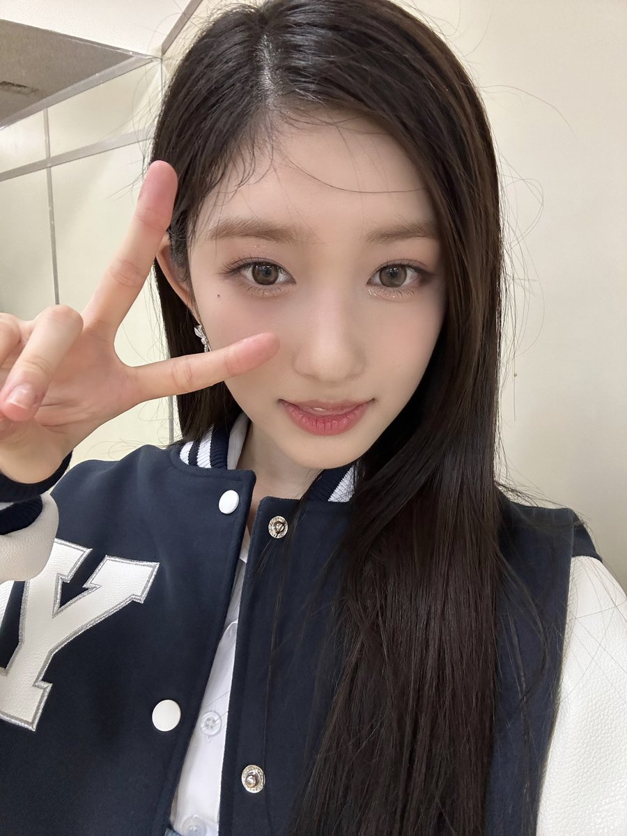 IVE on Twitter: "연세대💙 #IVE #아이브 #LEESEO #이서"