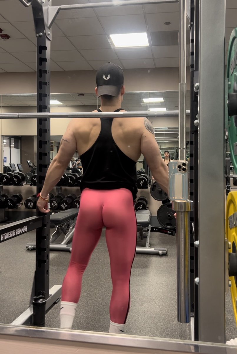 Gym Bulge on Twitter: "Serving up some ass today 🍑💦 http://onlyfans.com/gymbulge"