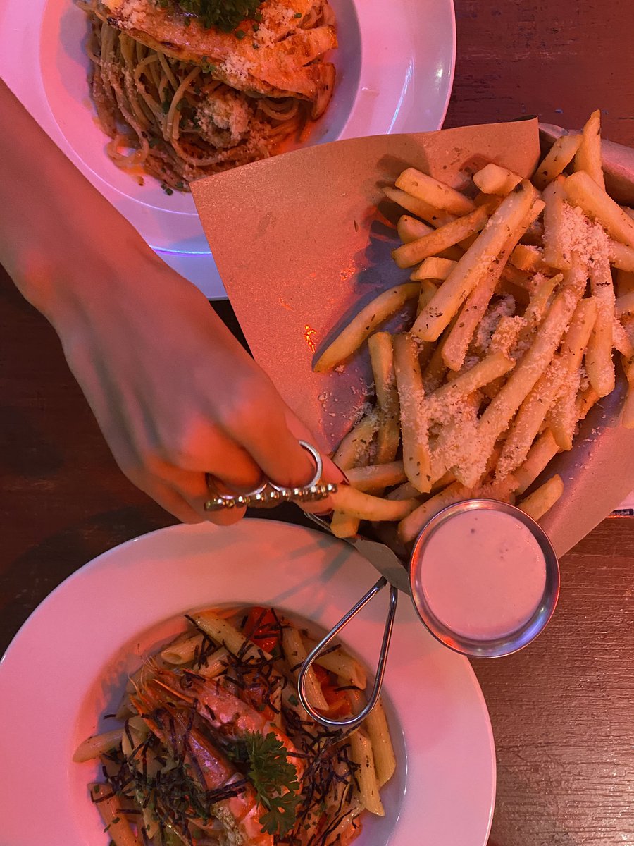 爱 ୨୧ on Twitter: "yum !! ^__^ love eating out"