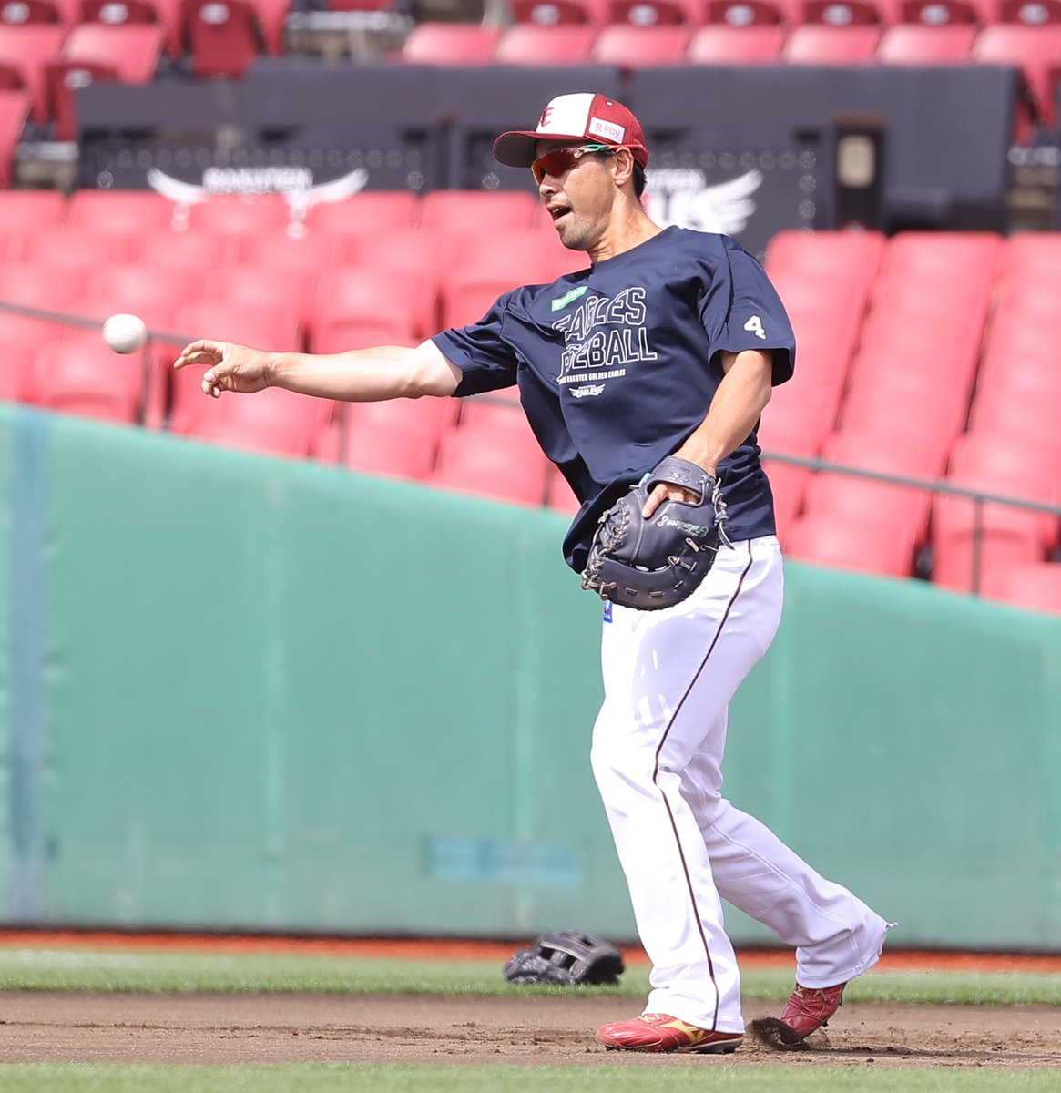 サンスポ×EAGLES on Twitter: "【楽天ｰロッテ】 21日、一軍に合流し、ノックで汗を流す阿部寿樹選手。 https://sanspo.com https ...