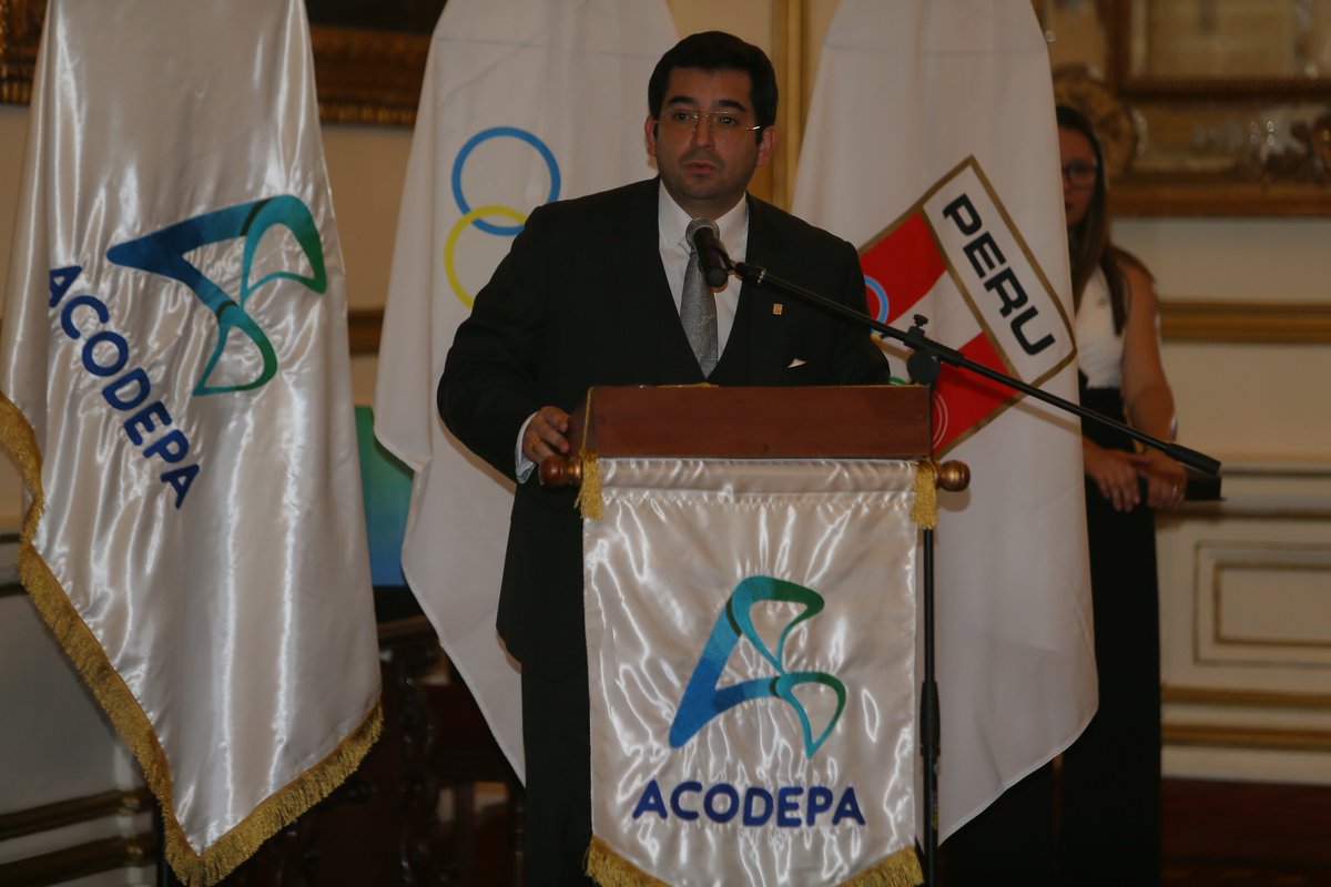 Comité Olímpico Perú on Twitter: "Renzo Manyari luego de recibir la condecoración por parte de ...