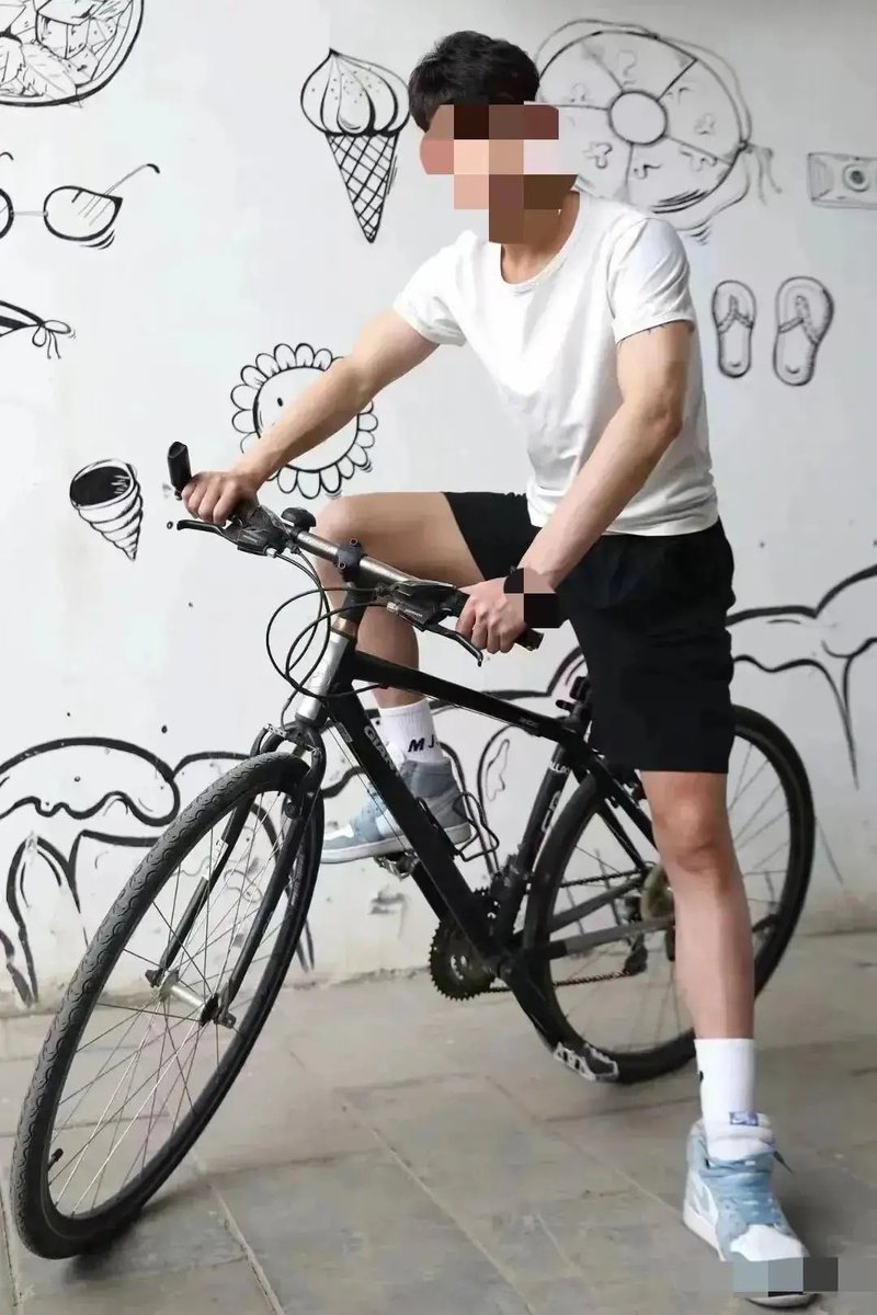 嗨那小子真帅 On Twitter 近日,杭州发生了一起男同聚众淫乱事件,引发了广泛的社会讨论。这一事件引发了我对尊重与法律的平衡以及对男同性恋群体的态度的思考。在探讨这个问题时,我们需要