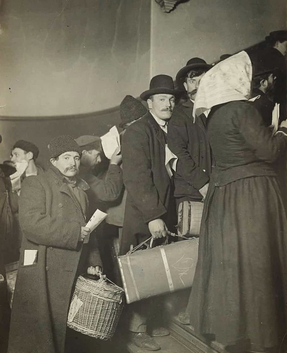 Historic Vids on Twitter: "Early 1900s: Ellis Island Immigrants ...