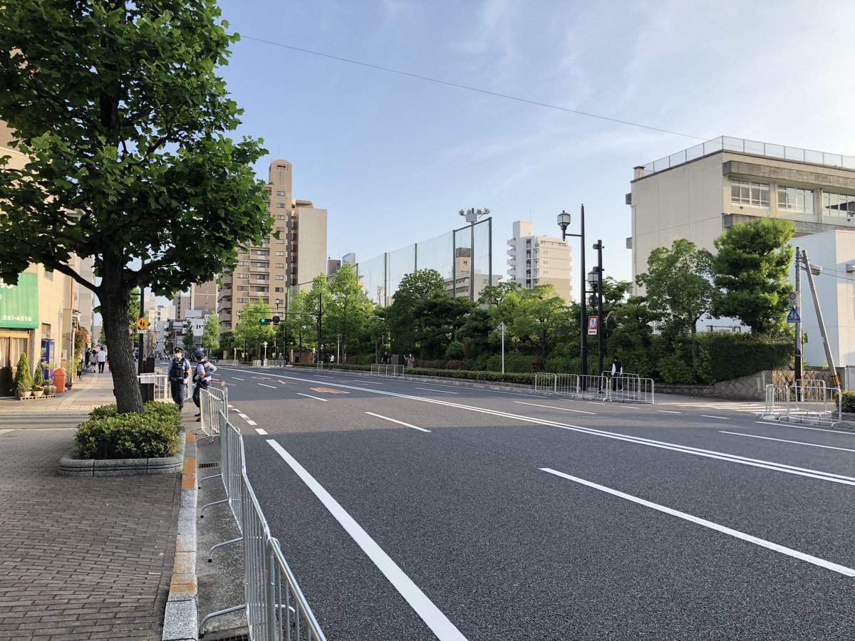 中国新聞U35 on Twitter: "午後5時56分ごろ 平和記念公園へ向かう、ウクライナのゼレンスキー大統領の車列が過ぎ去った後の吉島通り（写真左）。閑散としています🍂 数十分前の吉島 ...