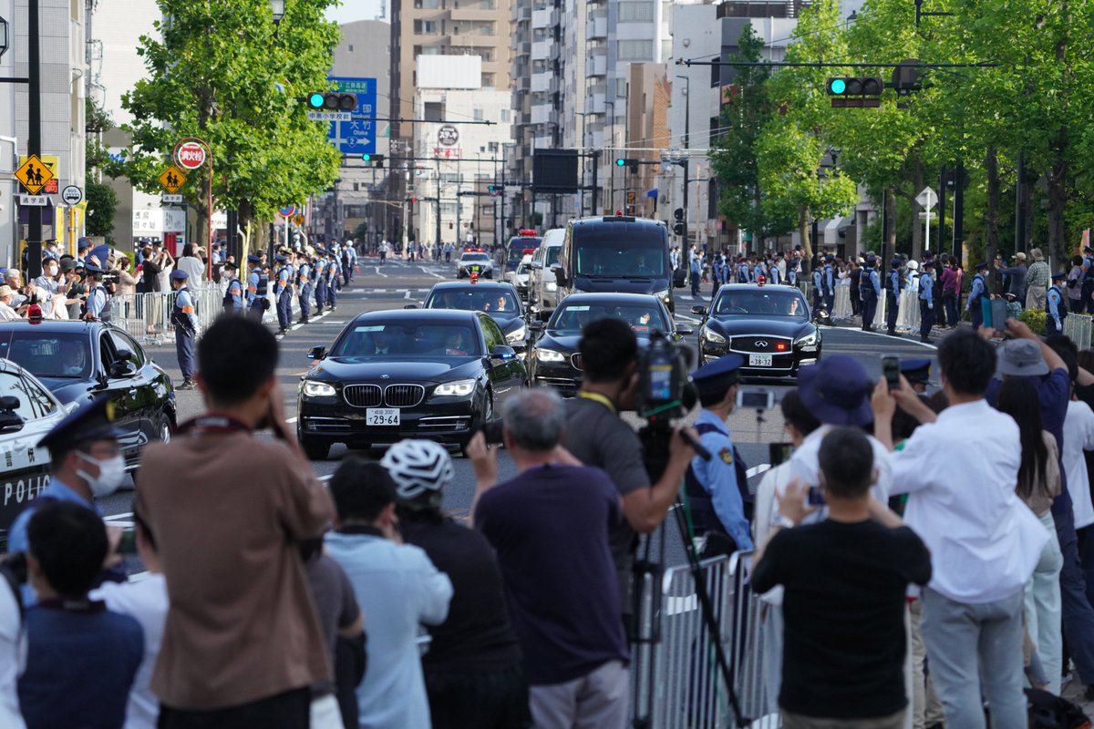 中国新聞U35 on Twitter: "午後5時56分ごろ 平和記念公園へ向かう、ウクライナのゼレンスキー大統領の車列が過ぎ去った後の吉島通り（写真左）。閑散としています🍂 数十分前の吉島 ...