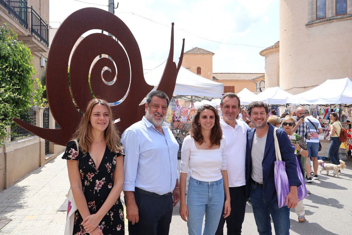 Lucía Muñoz Dalda on Twitter: "Avui hem vingut a la Fira del Caragol per a fer costat a Sant ...