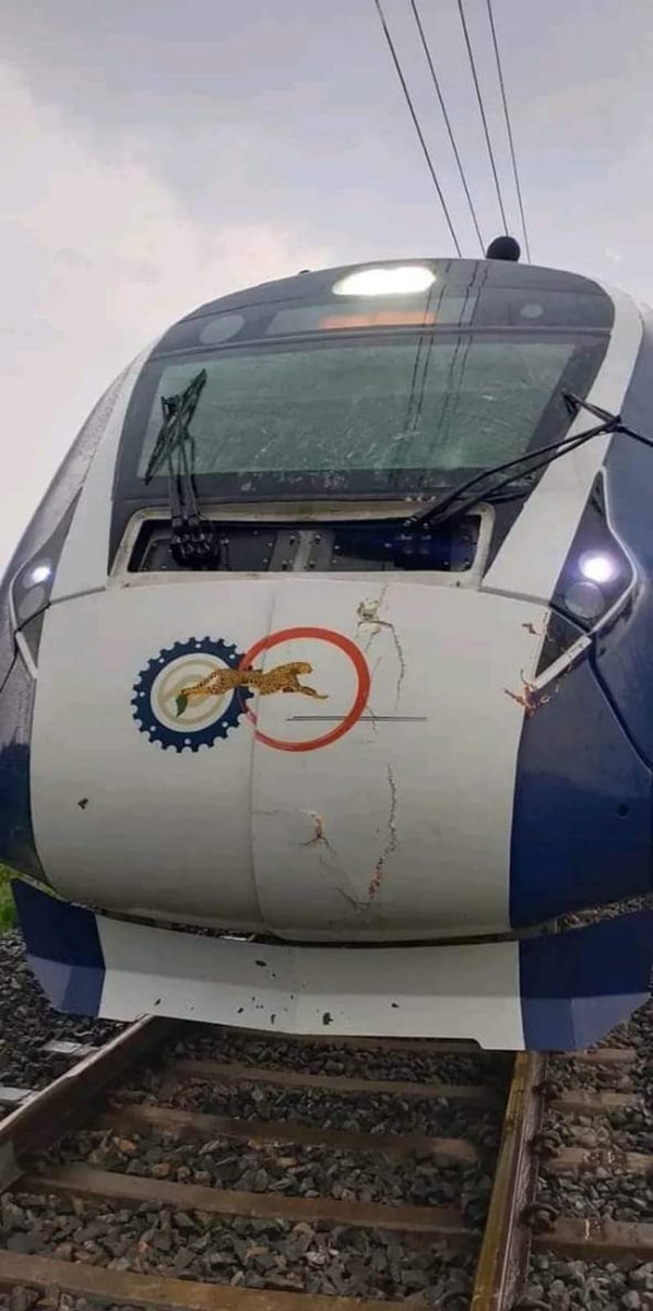 ANI on Twitter: "Odisha | Puri-Howrah Vande Bharat Express halted between Dulakhapatna-Manjuri ...