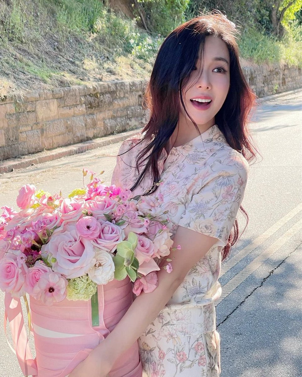 화수은화 on Twitter: "[INSTAGRAM] tiffanyyoungofficial: 🎀🙃💐💚 https://instagram.com/p/Csh-Z0kSrAq/"