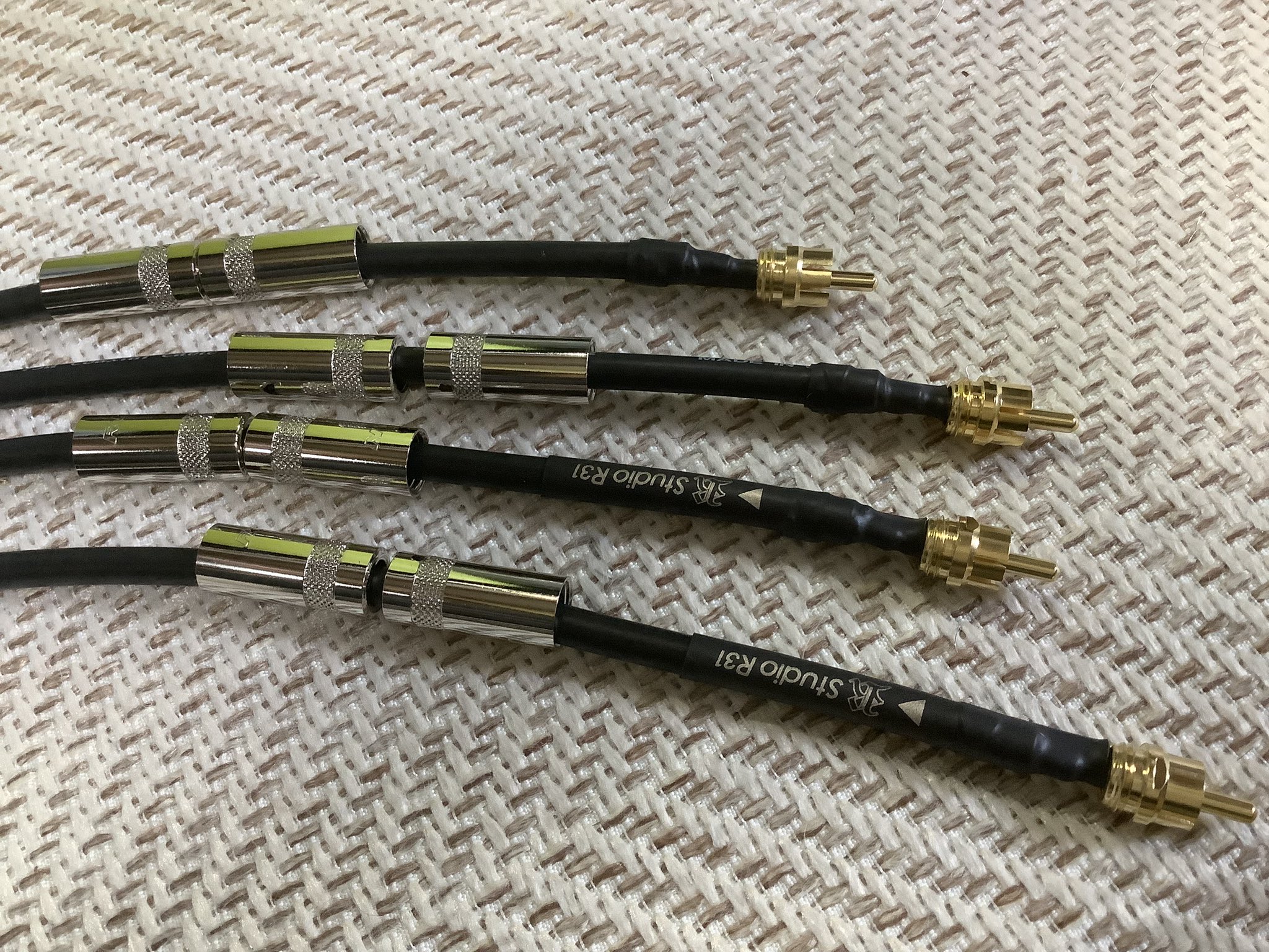 スタジオR31★オーディオショップ★ on Twitter: "特注のカナレL-4CFBハンダ式RCAピンプラグ仕様を製作中 芯線の絶縁が熱に弱いので難易度高いです。 https://t.co ...