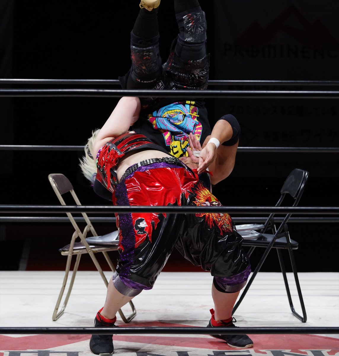 ナム On Twitter 佐久田選手のステープラーを奪い額に打ち込むくるみ選手。 イスへのブレーンバスター、ネコよけ付きサンセットフリップで追撃。 プロミネンス Prominence