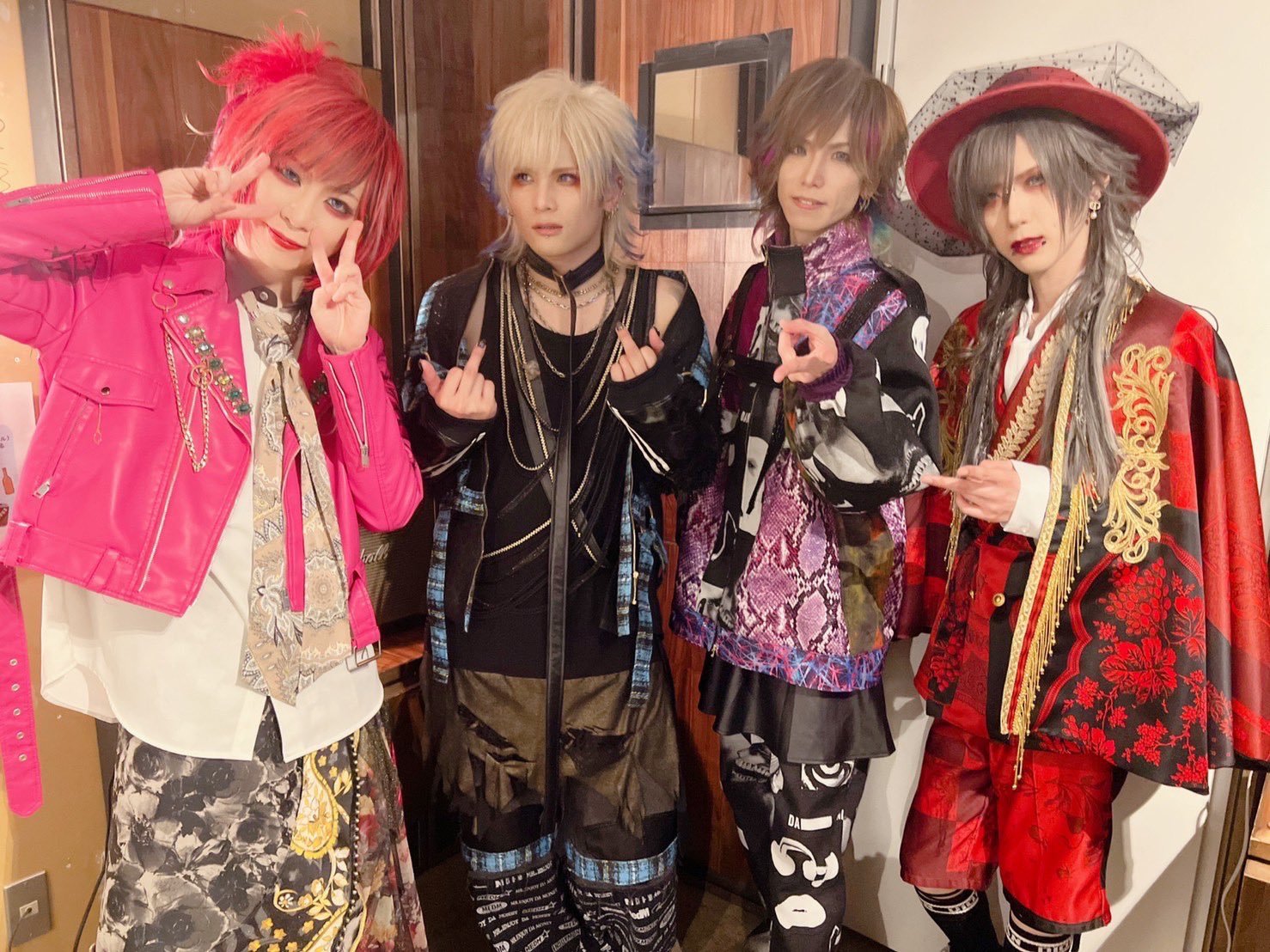 Royz On Twitter 来雷行脚ツアーファイナル公演お疲れ様でした!駆け付けてくれた皆様、配信を見ていただいた皆様、ありがとう