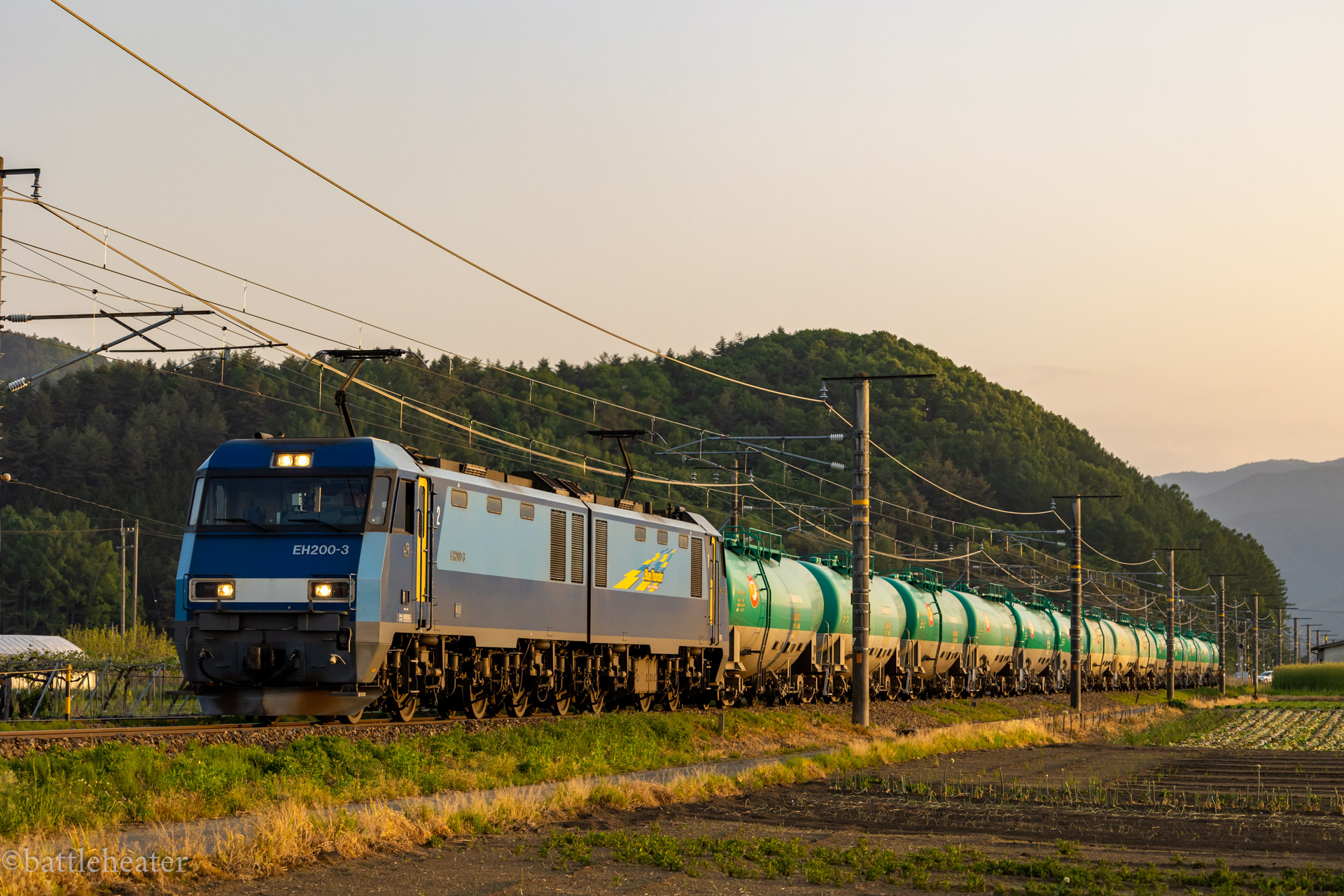 バトルヒーター(鉄道垢) on Twitter: "暮れゆく中央西線を走るEH200-3牽引の5875レ EH200の発する轟音も、ちょっと好きになってきた今日このごろです 新緑の中央西線を ...