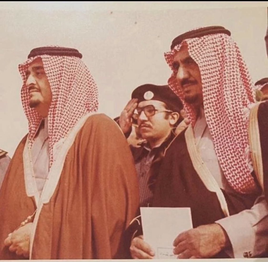 فهد بن حسين العساف On Twitter من يعرف اسم الضابط الذي بين الملك فهد