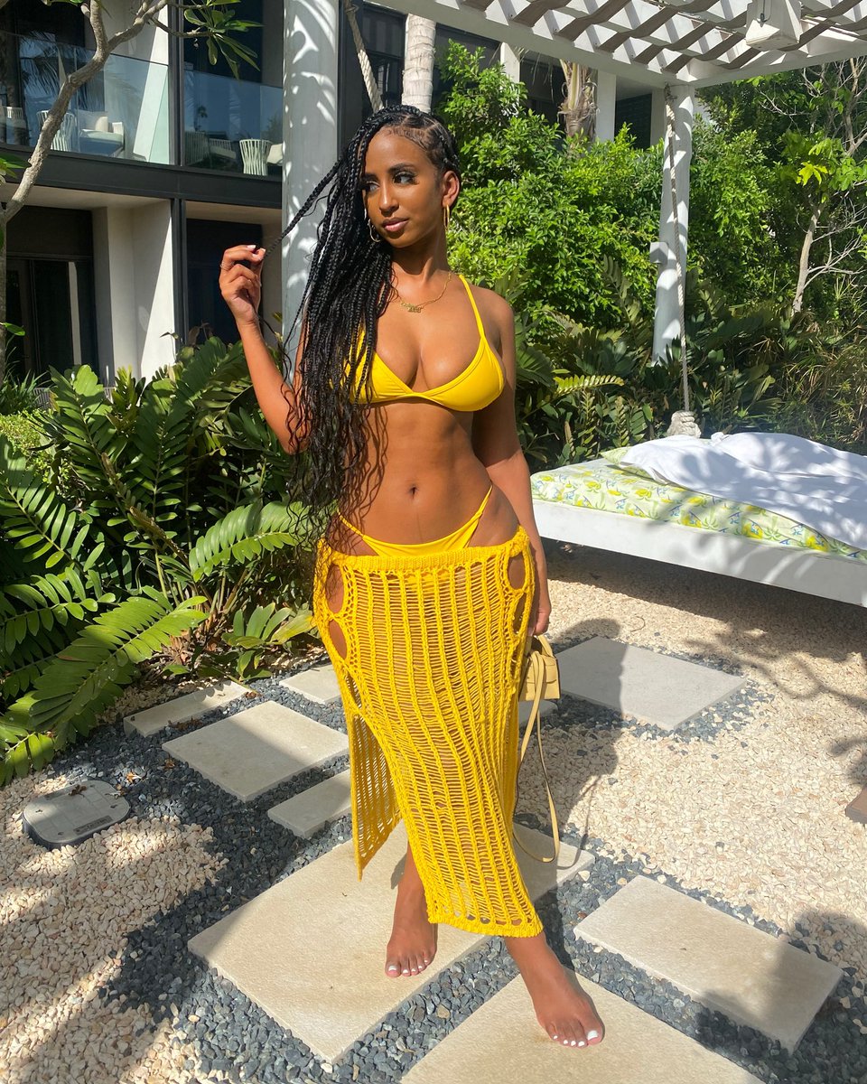 Suz On Twitter A Babe In Yellow