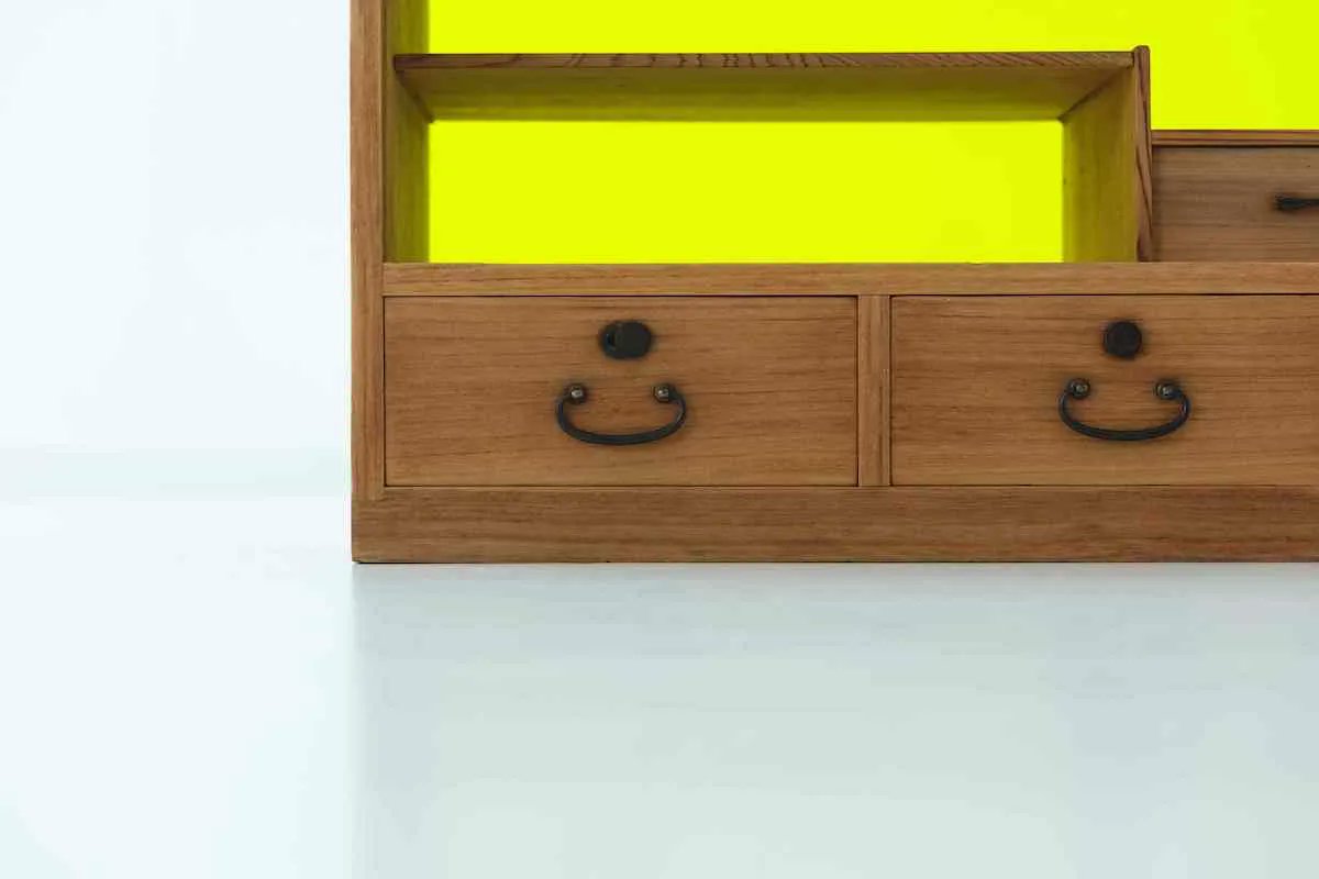 GINZA on Twitter: "〈イエス〉が「シボネ」でポップアップ開催。廃棄予定の桐箪笥が、アクリル板で蘇り！ https://buff.ly/3OzsiBp"