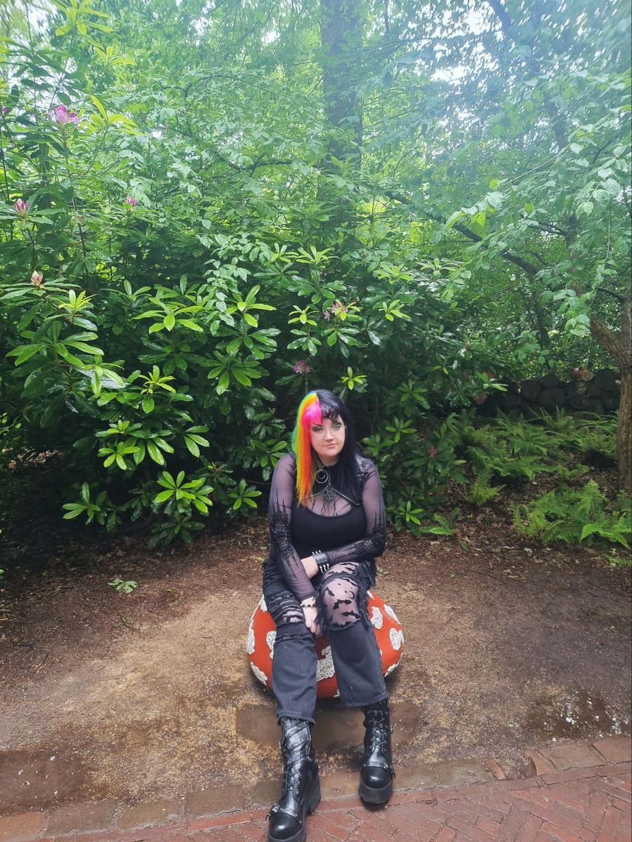 goth mommy 🦇🖤 (comms open!) on Twitter: "RT @lunarclaws: #WorldGothDay ? Bet! 🦇"