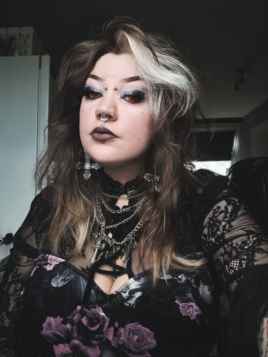 goth mommy 🦇🖤 (comms open!) on Twitter: "RT @lunarclaws: #WorldGothDay ? Bet! 🦇"