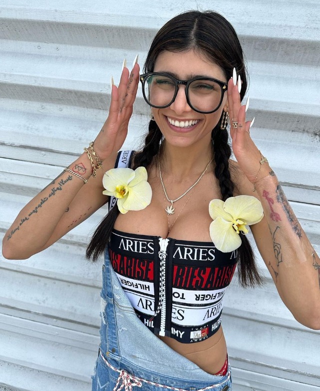 ACERVO on Twitter: "🚨 REAL: Mia Khalifa revelou que foi pressionada a entrar na indústria de ...