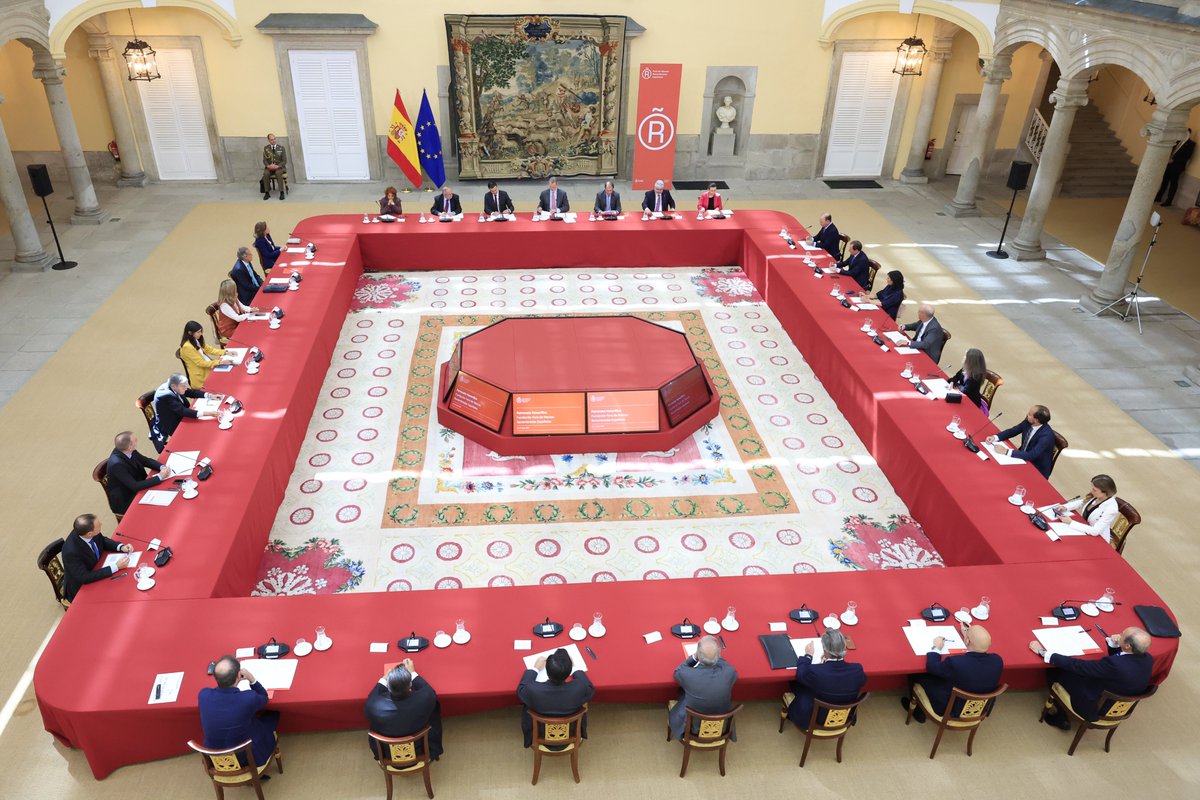 Casa de S.M. el Rey on Twitter: "El Rey preside la reunión de carácter honorífico del Patronato ...