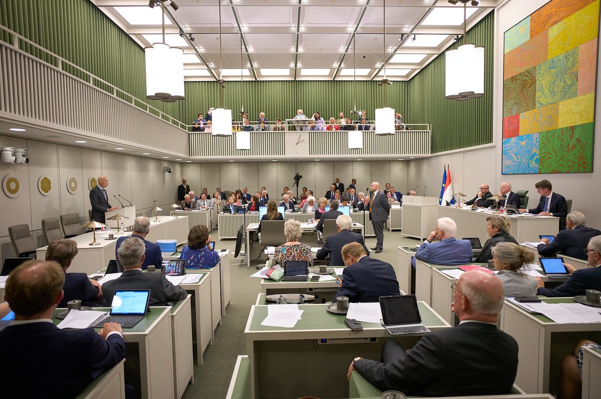 Eerste Kamer der Staten-Generaal on Twitter: "De plenaire vergadering is hervat. De Kamer is ...
