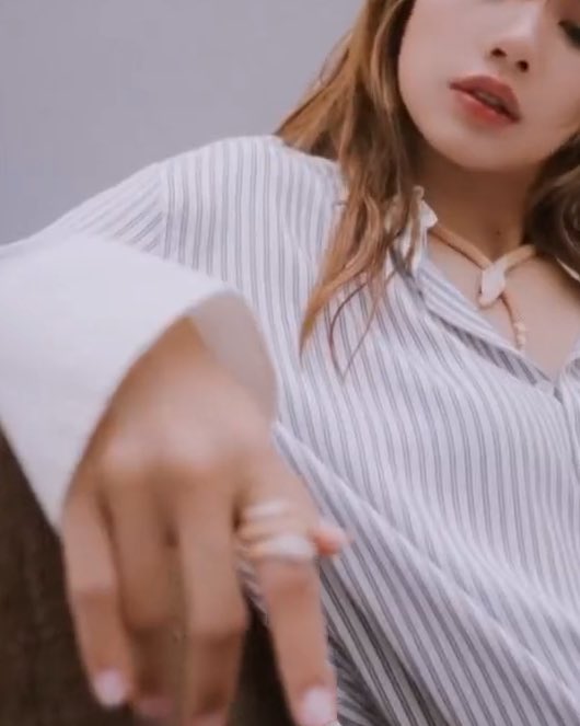 💛 on Twitter: "Now i know why Jennie hold and even r*bbed Lisa's hand 😌👀"