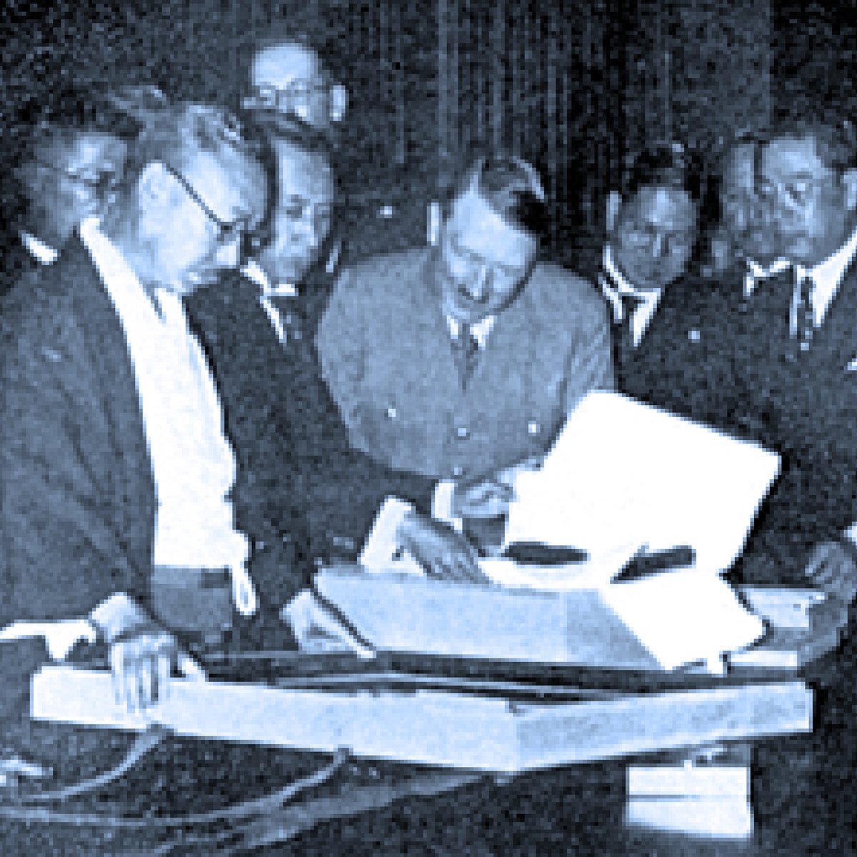 片山徹 on Twitter: "微笑むヒットラー。解像度UP。1936.8朝日新聞「ニホン着物に微笑む、ヒトラー総統の喜び」という記事。「和服はハーケンクロイツと東京市紋章を配した水色の麻の ...