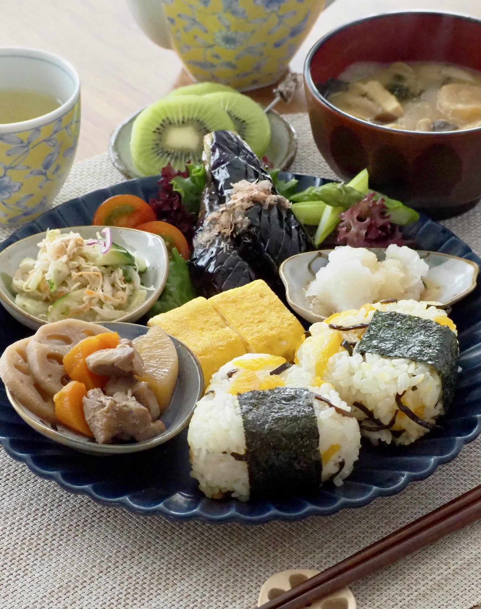 マリコ on Twitter: "今日の朝ごはんは昆布とつぼ漬けのおにぎり。初収穫した茄子は素揚げで大根おろしと食べるねん♪なすびーム,,,😆 https://t.co/trOe3Hh9ZK ...