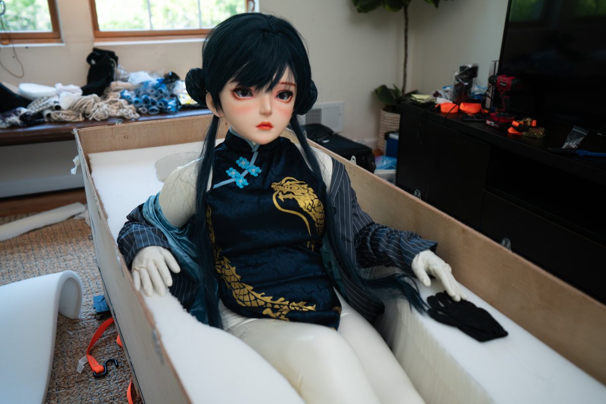 堀川恵小姐姐 on Twitter: "按照设定好的程序，开箱后的娃娃自己动了起来。是最近热门的妃咲会长，但是是乳胶皮肤版本的！ #latex #kigurumi 感谢 @KANEKEN47 ...