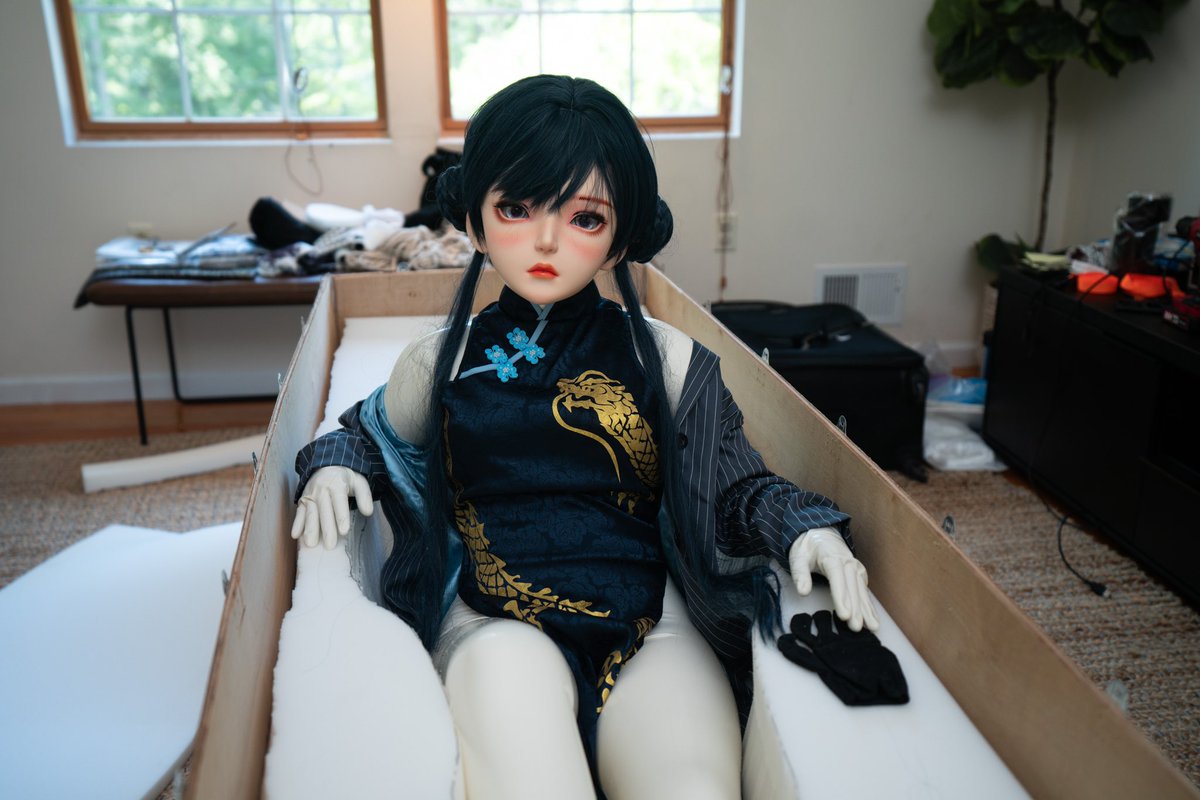 堀川恵小姐姐 on Twitter: "按照设定好的程序，开箱后的娃娃自己动了起来。是最近热门的妃咲会长，但是是乳胶皮肤版本的！ #latex #kigurumi 感谢 @KANEKEN47 ...