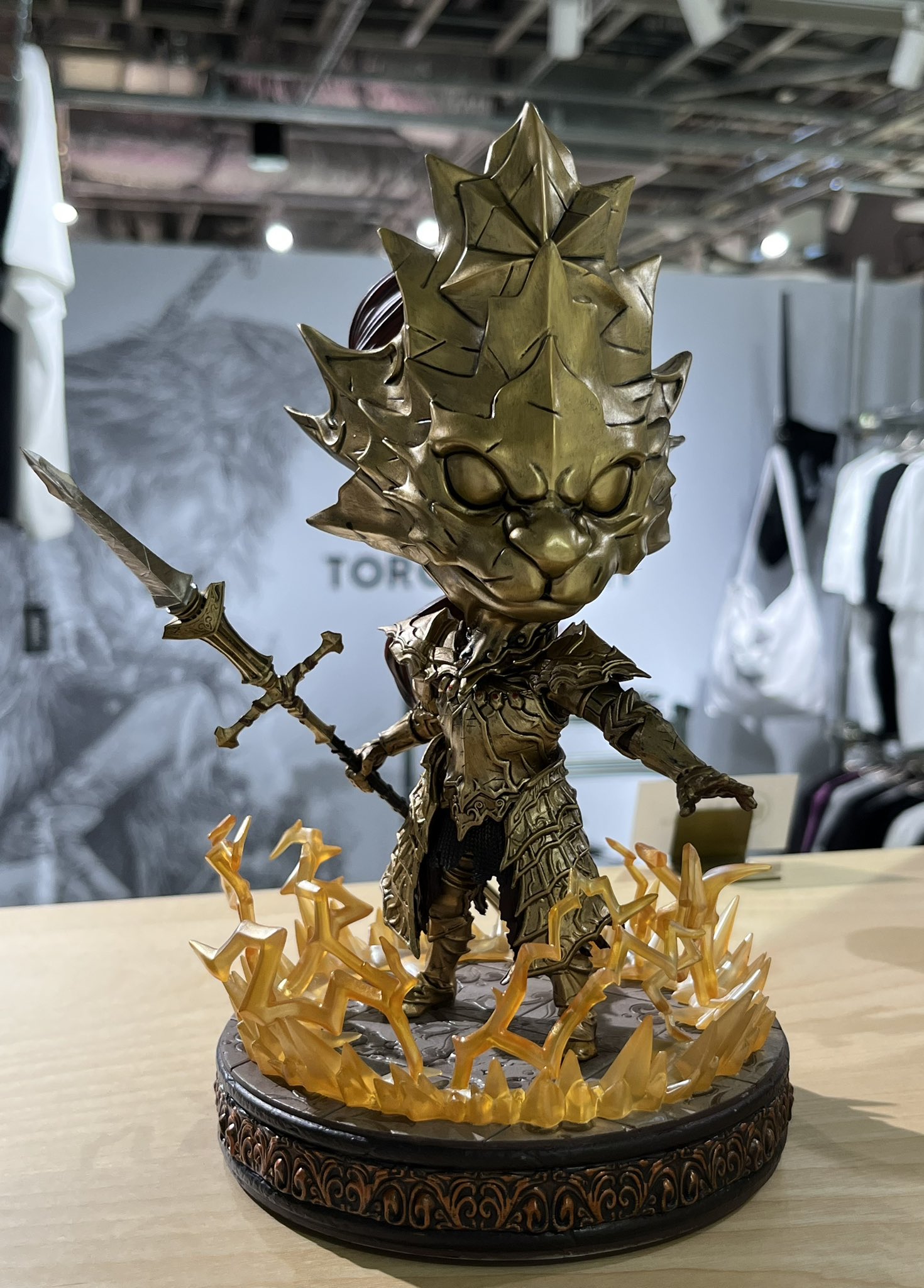 TORCH TORCH 渋谷PARCO店 on Twitter: "四騎士の一人「竜狩りオーンスタイン」。雷撃のエフェクトはライトアップ機能があり雰囲気抜群。ボス戦での手痛い洗礼が脳裏に過ぎり ...