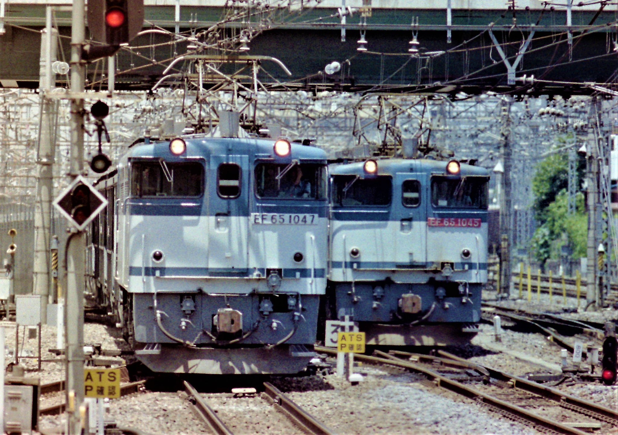 クハネ130貨物好き on Twitter: "大宮にて、高崎線からの貨物列車（EF65-1047）と東北本線からの貨物列車（EF65-1045）の同着。2000年初め頃までのは、半数以上の ...