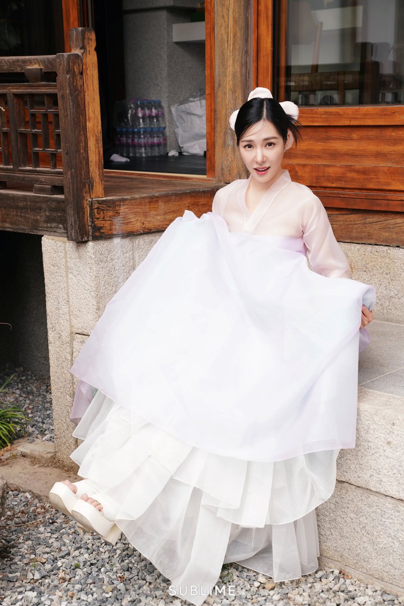 화수은화 on Twitter: "티파니 영의 여름철 뷰티 비결 (출처 : 써브라임 SUBLIME | 네이버 포스트) https://naver.me/5T3rc2TN"