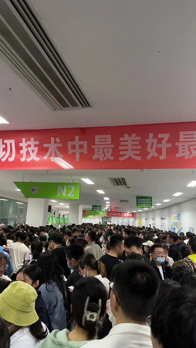 加密小魔女 On Twitter 大学生求职现场,珍惜你现在的工作吧!兄台