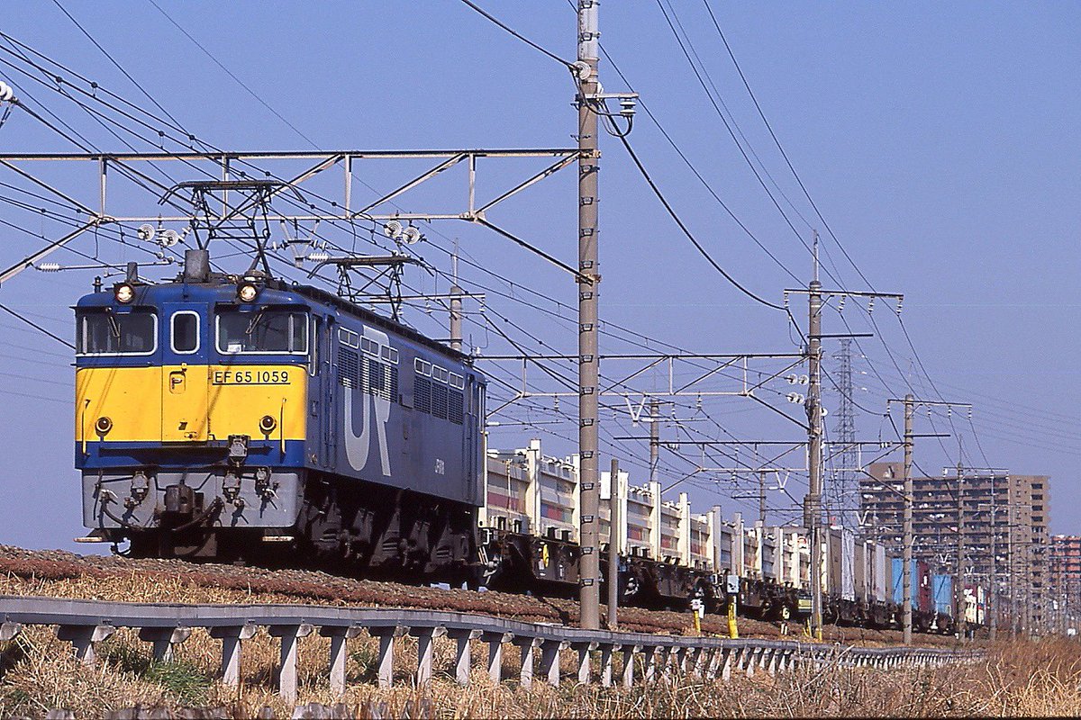 空鉄 on Twitter: "RT @Hiroshi651059: ヒガウラで狙った試験塗装のEF65 1059号機。この日は越谷タから米原操まで97レを牽引。積載コンテナも特徴的で、岡山 ...