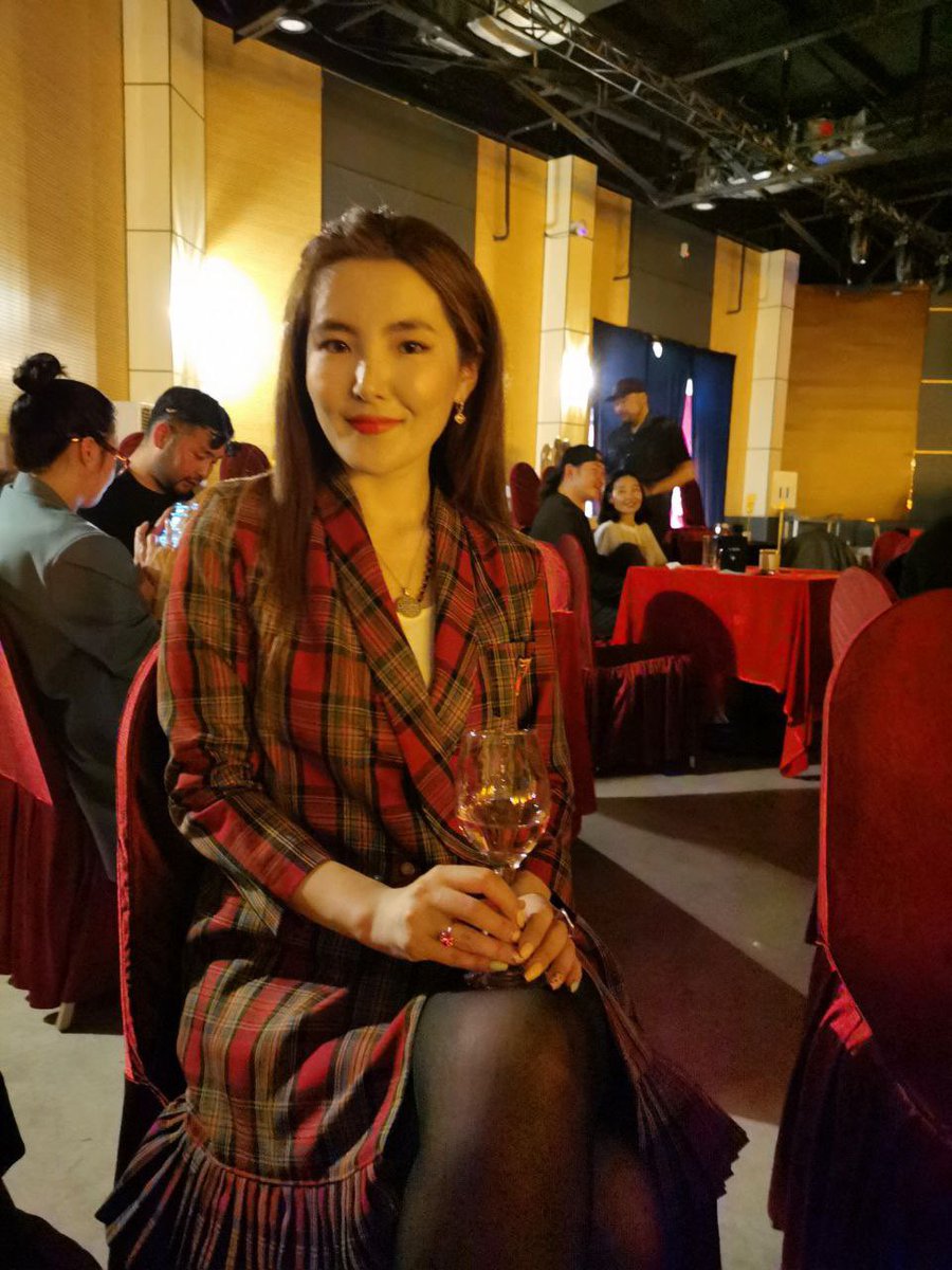 Sogoo On Twitter Харах нүдэнд гийсэн саран чи минь… 😍 “Шөнө дундын