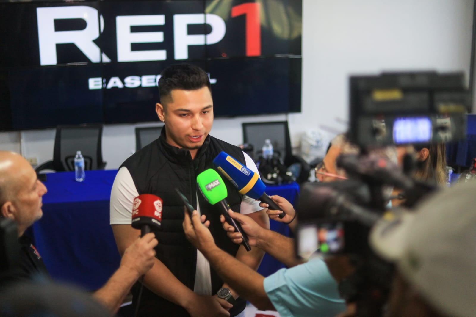 MLBPTY on Twitter: "Una donación para historia para la Fedebeis de parte de la compañía Pitch Un ...