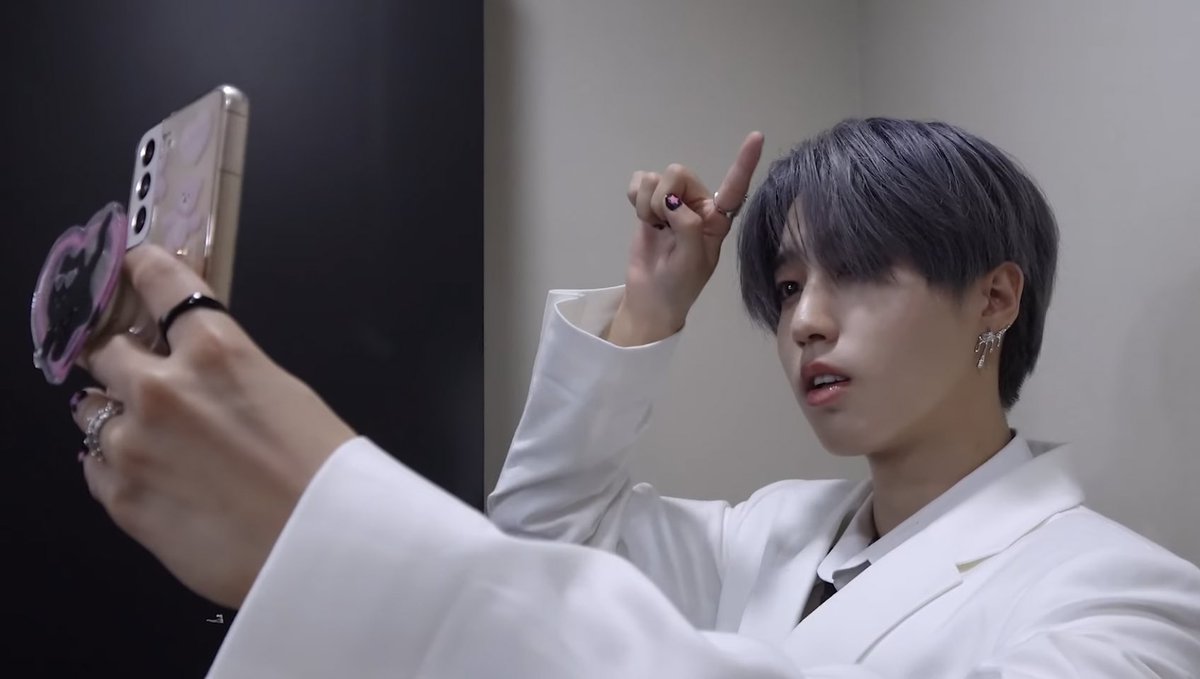 tiny han jisung 🐿 on Twitter: "we have officially lost jisung to samsung too 🤨"