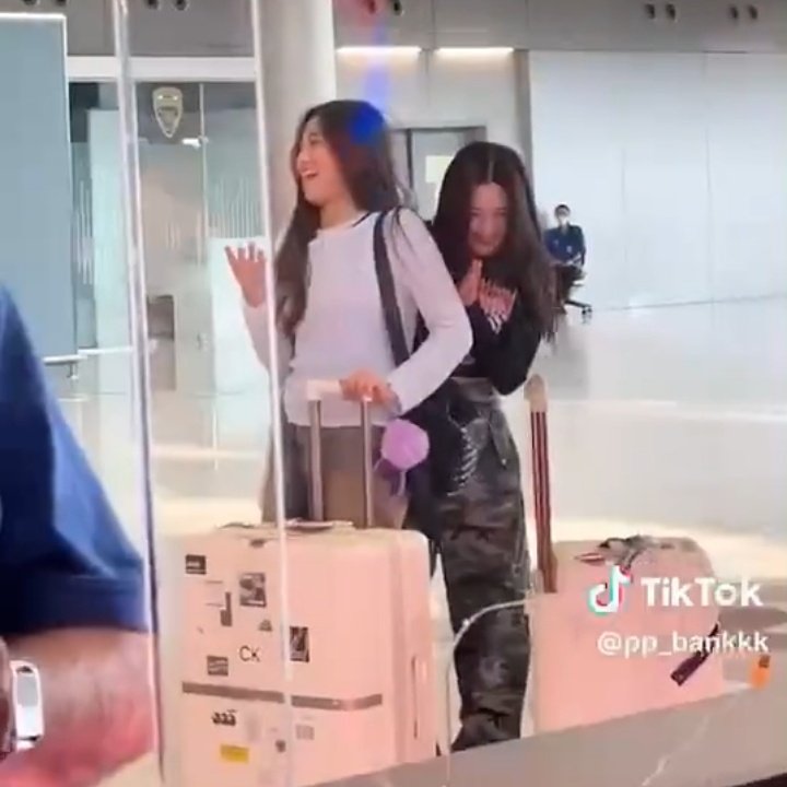 Pannaphat Kosasaeng (krapalm 🐒 กระปาล์ม) on Twitter: "กระเป๋า #AHYEON ยังติด CK แบรนด์ต้องเข้า ...