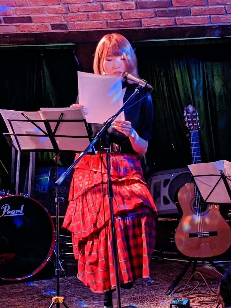 遠藤ヒツジ(Endou Hitsuji) on Twitter: "ゲストは夏野氷🧊（演奏にOkubo Mitsuki） 焦燥感を抱えたまま、スラムで魅せる姿とはまた異なる静かな佇まい──それ ...