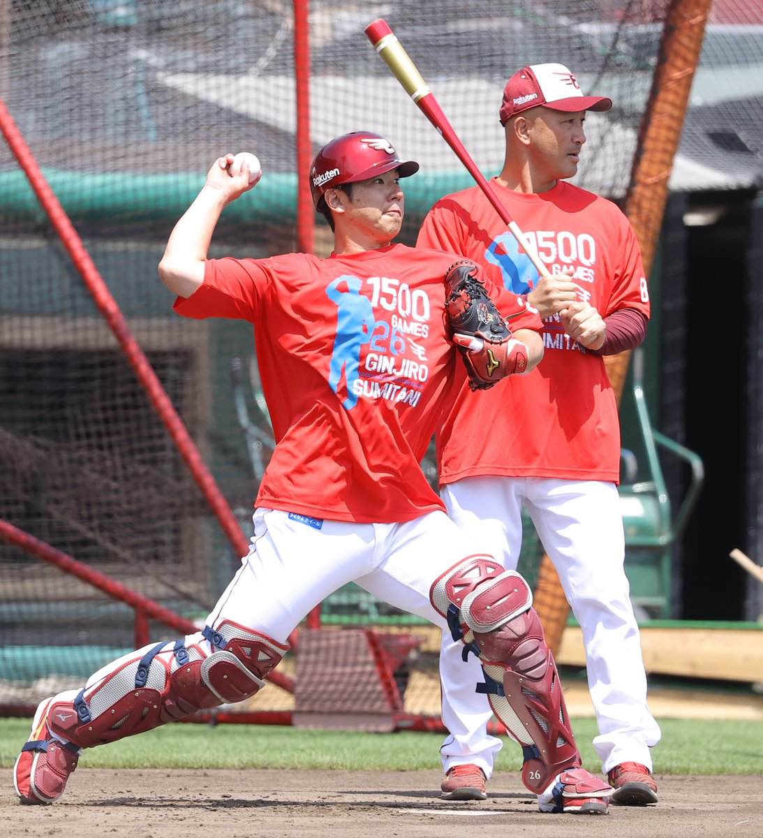 サンスポ×EAGLES on Twitter: "【楽天ｰ阪神】6日、1500試合出場達成記念Tシャツを着て練習に臨む炭谷銀仁朗選手。的場直樹バッテリーコーチも似合ってます。https ...