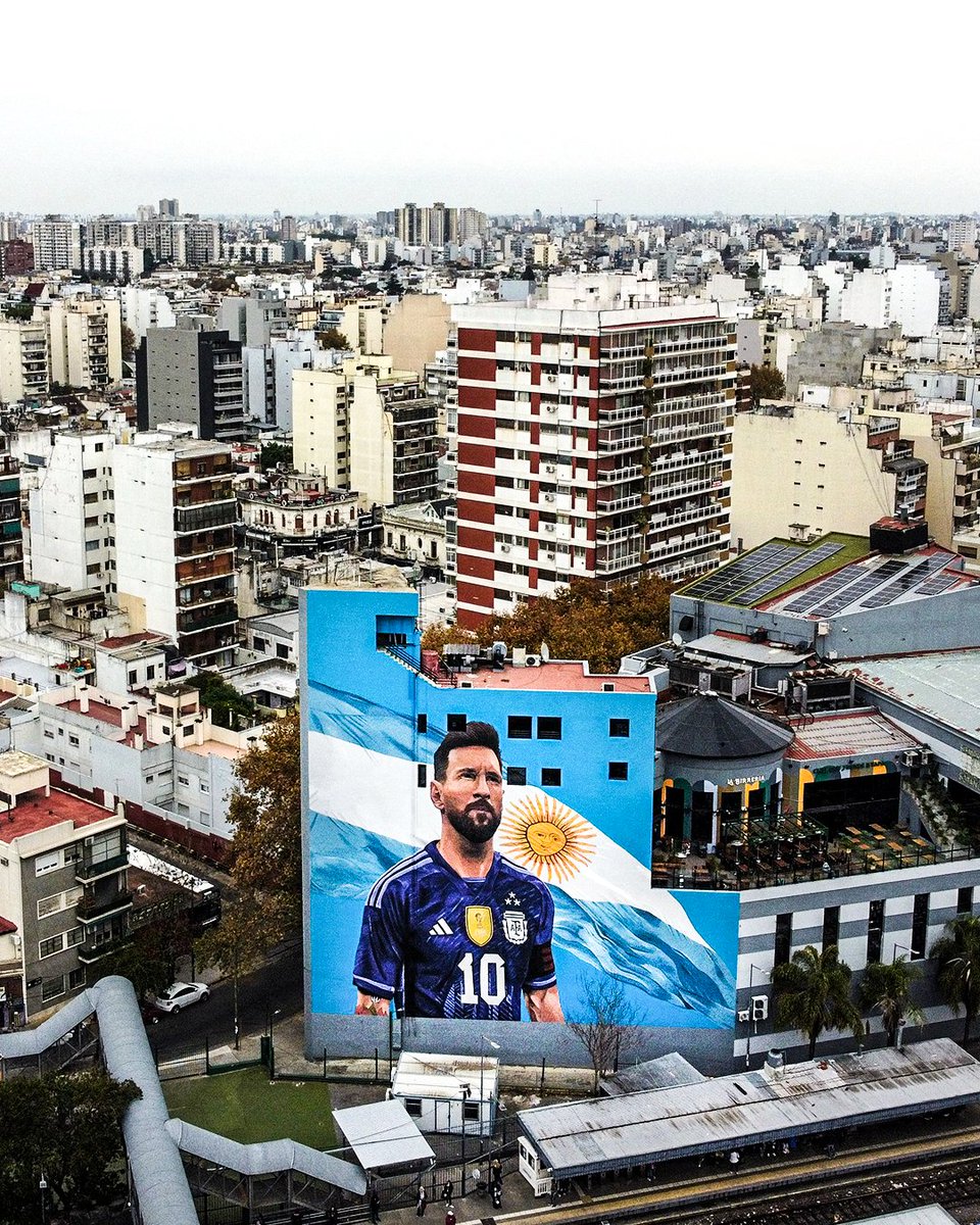 B R Football On Twitter A New Lionel Messi Mural At A Train Station