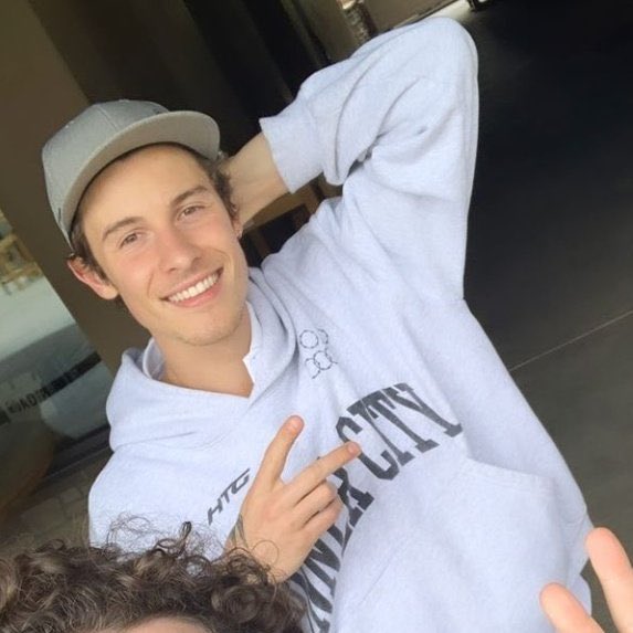 Bruno on Twitter: "Só queria umas fotos atualizadas do shawn de boné"