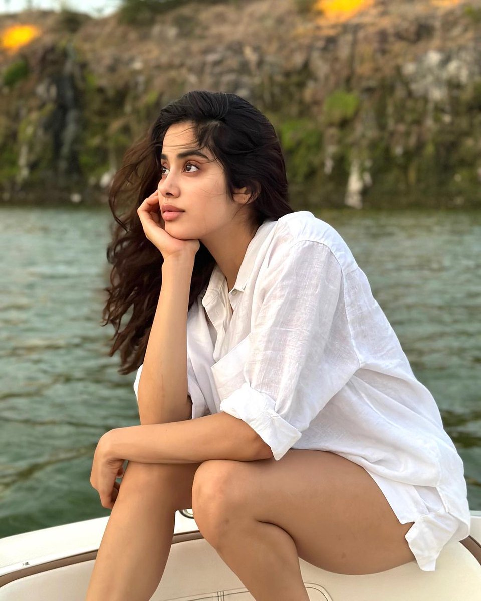 Tanay Suriya on Twitter: "#JanhviKapoor mesmerizing in scorching weather ️‍🔥"
