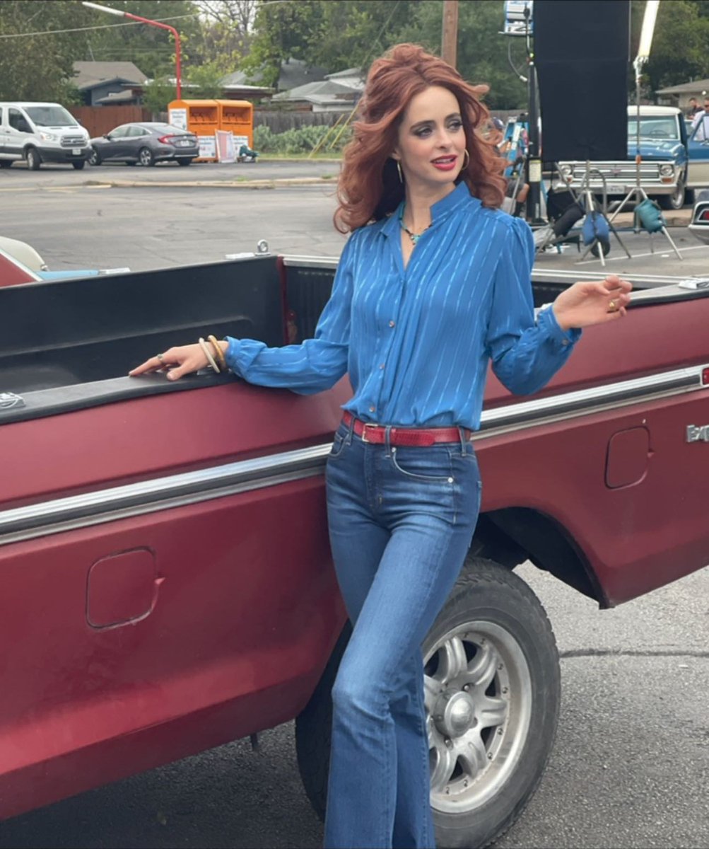 Elle on Twitter: "New BTS photos of Krysten Ritter as Sherry Cleckler in #LoveAndDeath🪓 pictured ...