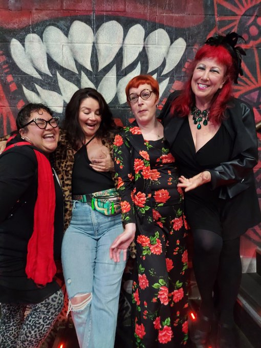 TW Pornstars - Maxine Holloway. Pictures and videos from Twitter.