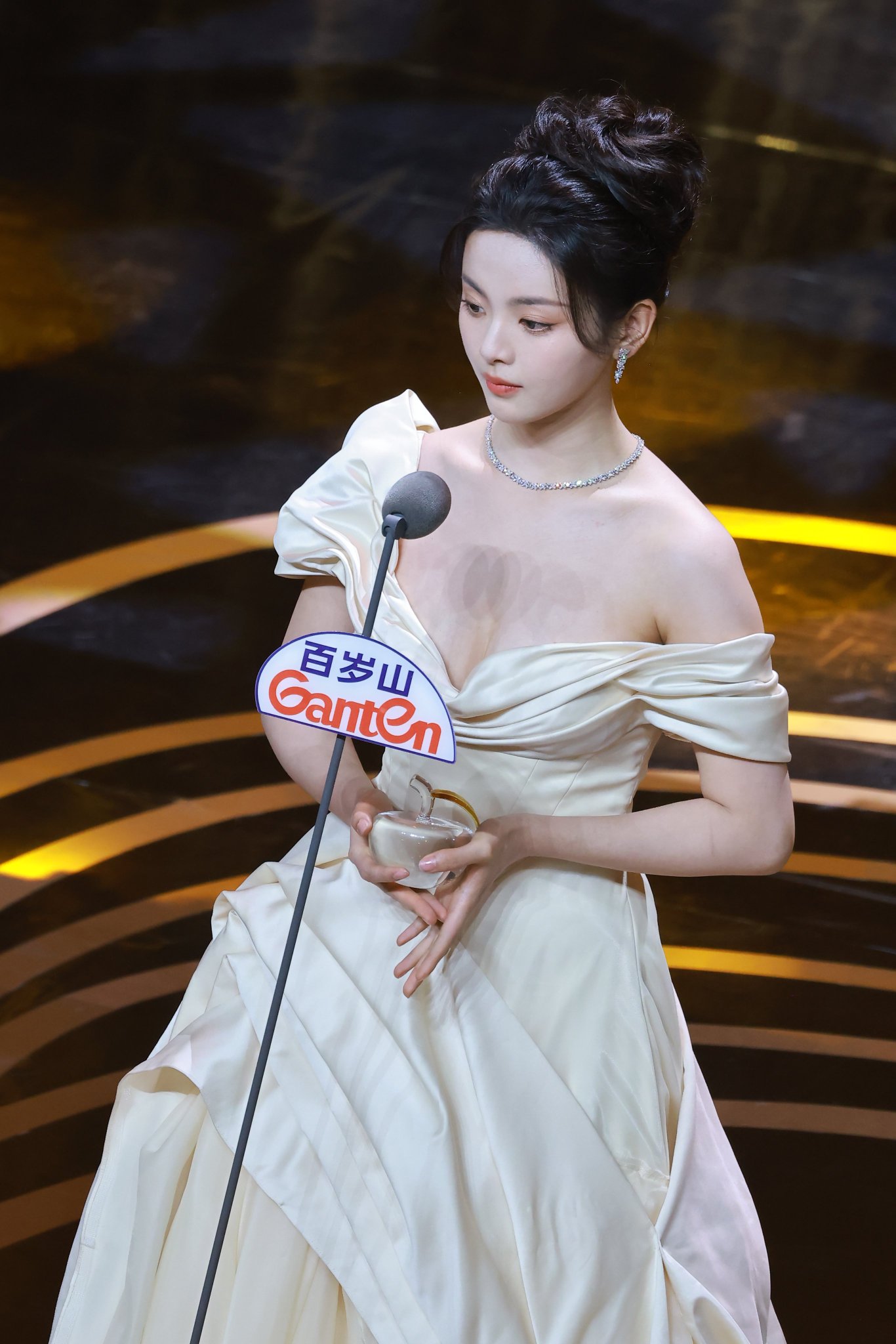 明星生图 长期网址 sc8.life on Twitter: "杨超i越 开胸爆乳装 俯拍性感乳沟 奶上的小细节 很性感 R5拍摄超清现场 100张 3.88r取~https://t.co ...